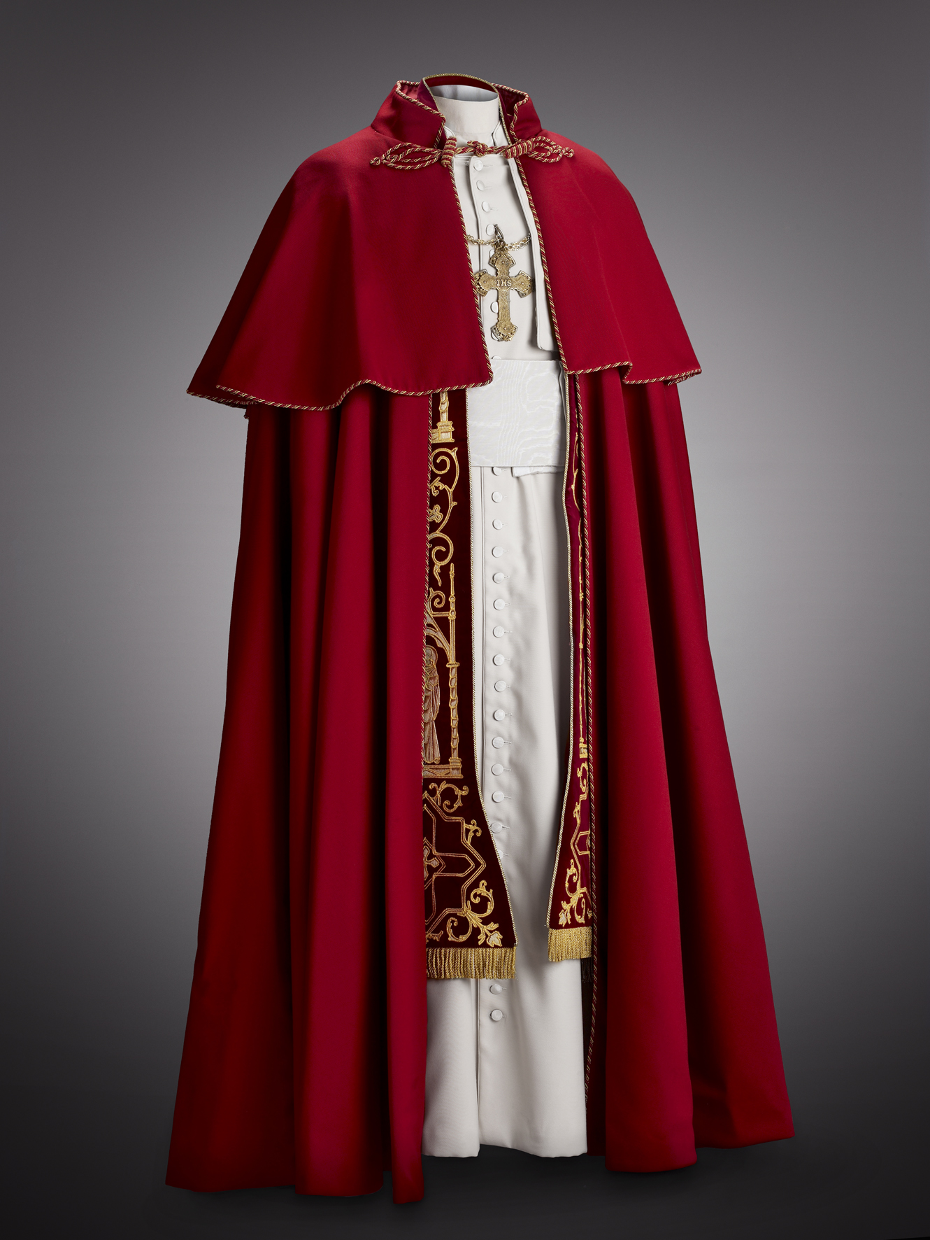 Pape en cape rouge et étole brodée. | Costume, Tenue, Déguisement ...